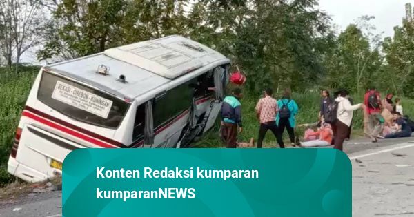 Video: Bus Primajasa dan Truk Ayam Ringsek Usai Kecelakaan di Tol Cipali | kumparan.com